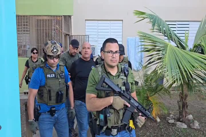 En video momento en que arrestan a dos con armas en caserío de Ponce ...