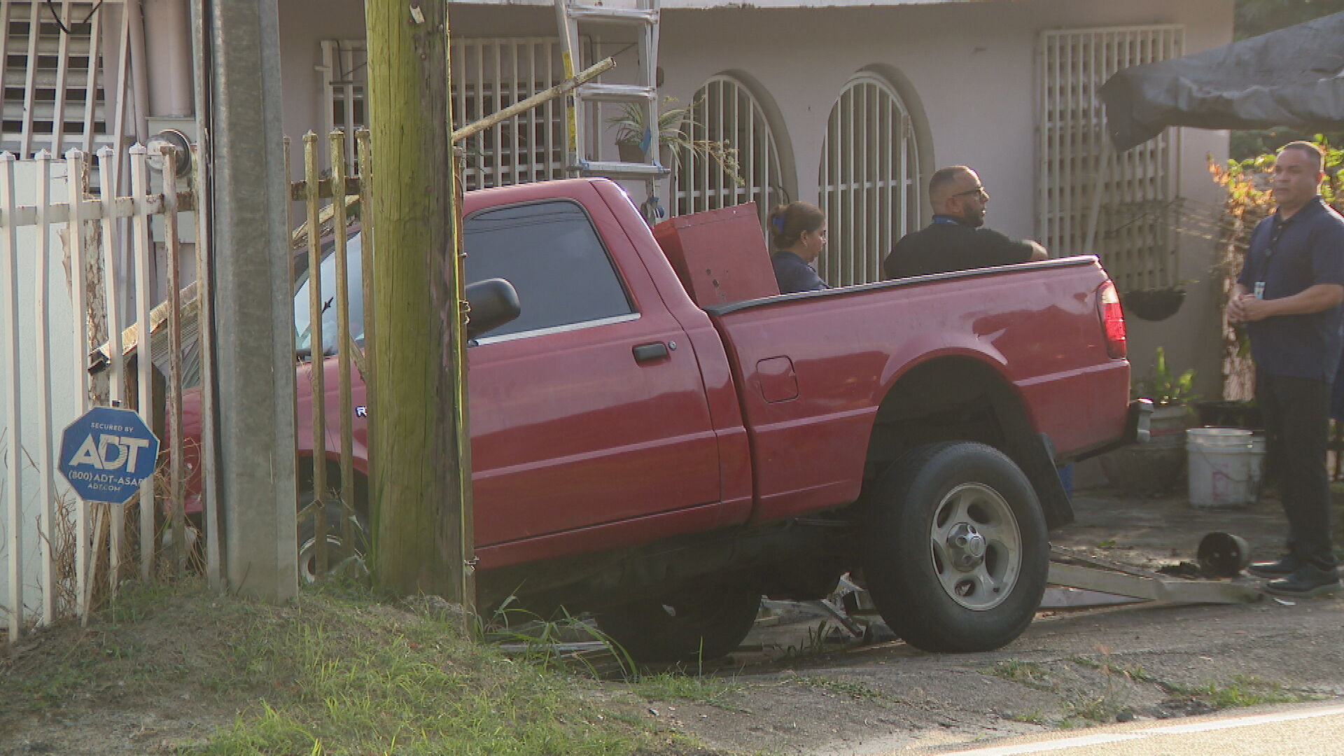 Video: Conductor ebrio, llegaba a su casa en Juncos, cuando sin darse ...
