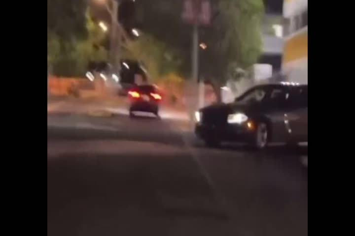 Video: Vea como este Bobolon en motora reta y cuca a policías en ...