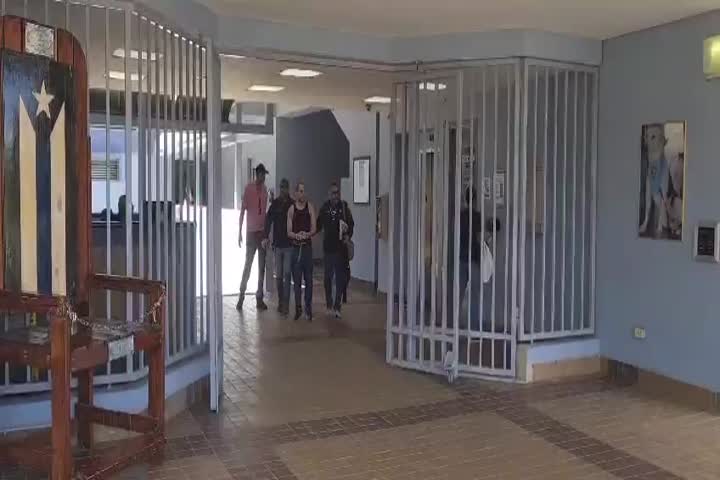 Video del momento en que sacan de la comandancia de Bayamón al “Cara de ...