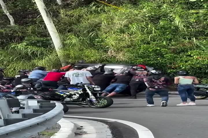 Video: Corrida de motoras en PR, ayudan a enderezar un carro que se ...